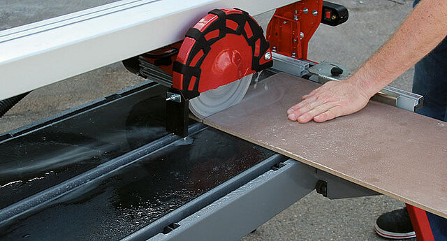 Reliable tile cutting machines with turbo diamond cutting discs ...